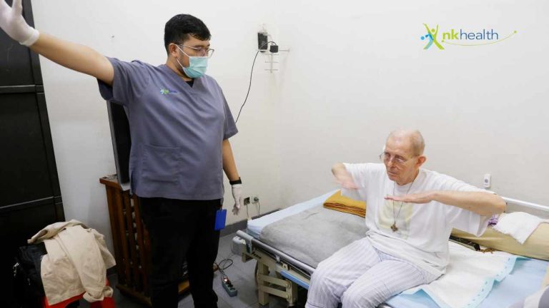 Fisioterapi Geriatri Bantu Lansia Bergerak Aktif Kembali